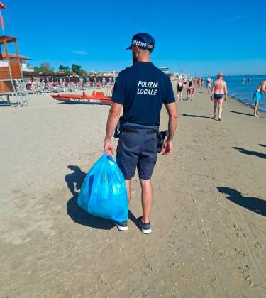 Bellaria, vende abiti da donna in spiaggia, scatta il sequestro ...
