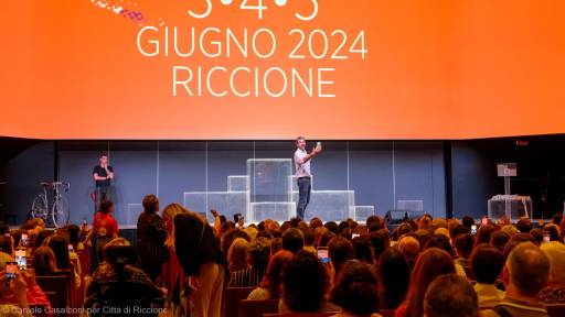 Luca Argentero da palco di Riccione fa una videochiamata ai figli per ...