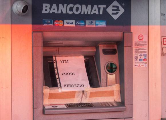 Ravenna, assalto notturno al bancomat: l’allarme fa scappare i ladri Ravenna, assalto notturno al bancomat: l’allarme fa scappare i ladri