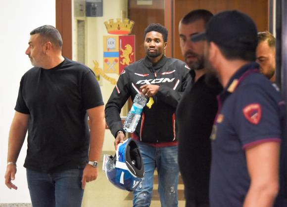 Delitto di Pierina a Rimini, Louis uscito a tarda ora dalla Questura VIDEO