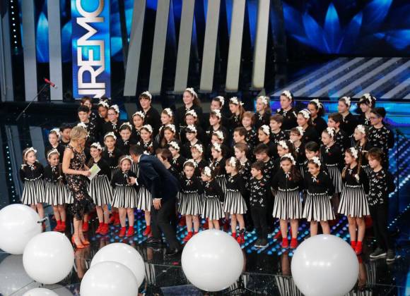 Stasera il Piccolo Coro dell’Antoniano canta con Laura Pausini a Sanremo