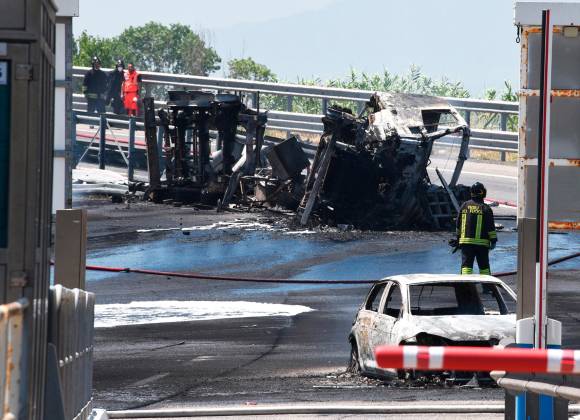 Riccione, il casello A14 riaperto in tempo per la Notte Rosa: stese ...