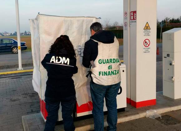 Ravenna, scoperti i truffatori del carburante, sequestrato un distributore