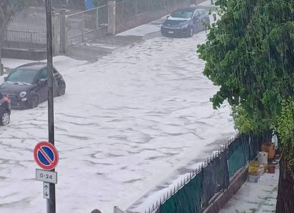 Violenta grandinata a Forlì, l’acqua esce dai tombini, tangenziale ...