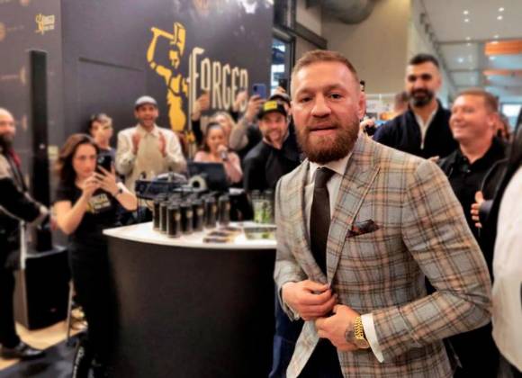 Il campione MMA Conor McGregor promuove la sua birra alla fiera di Rimini