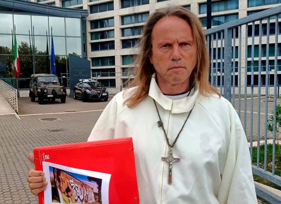 Rimini. Murale dell’uomo che allatta cancellato, il “Vikingo” Davide ...