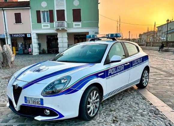 Sorpreso a rubare una bici elettrica, la scaglia contro i poliziotti: arrestato ladro di appena ...