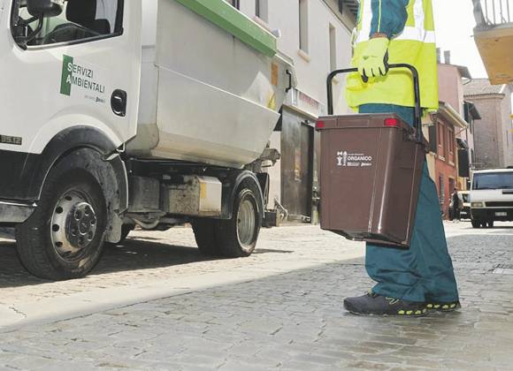 Ravenna, dimentica il bidone dell’umido in strada, 118 euro di multa