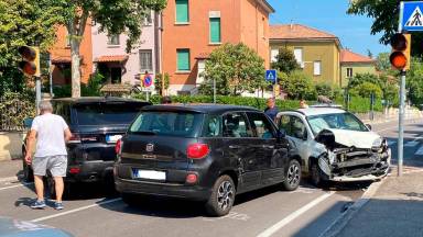 Cesena, incidente: scontro tra tre auto all’incrocio, ferita una donna ...