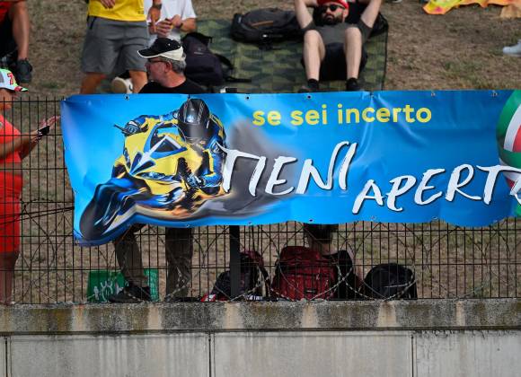 “Se sei incerto, tieni aperto”: gli striscioni per la MotoGp a Misano ...