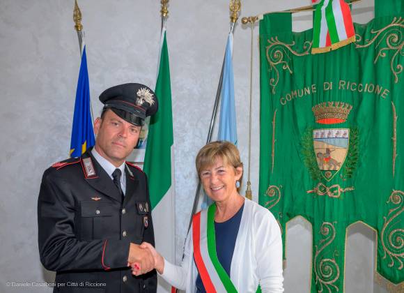 Riccione, salva bimba in carrozzina finita nel porto, carabiniere ricevuto in Comune GALLERY