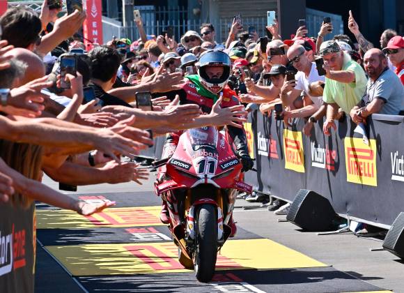 Superbike, l’inarrestabile Bulega cala il tris anche a Misano / VIDEO