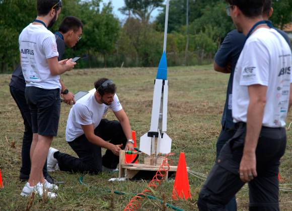 Forlì, sfida tra studenti per il lancio di razzi ad acqua VIDEO