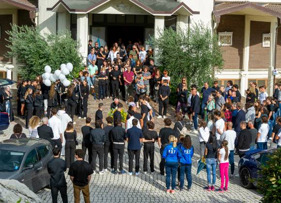 Una folla commossa al funerale di Simone De Luigi, il diciottenne morto ...
