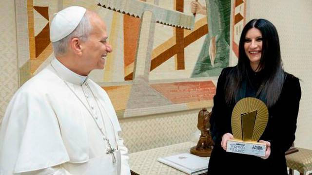 Laura Pausini ricevuta in udienza da Papa Leone XIV