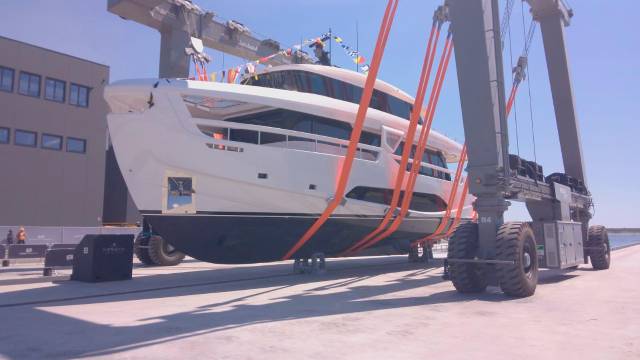 Ravenna, il varo di “Infynito 90”: il nuovo modello extra-lusso di ...