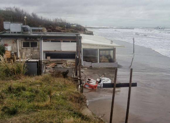 Ravenna, le ferite della burrasca: "La duna in spiaggia era da erigere ...