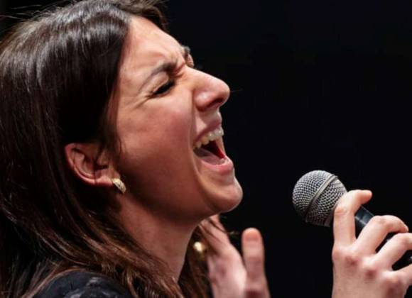 "Le Riminesi" al teatro degli Atti: cinque musiciste e Lia Celi