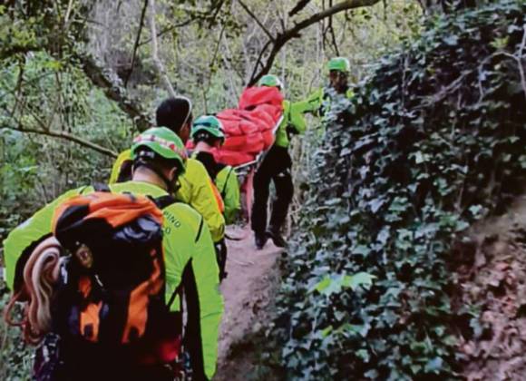 Cesena, una 67enne cade scendendo dal sentiero: soccorso complicato