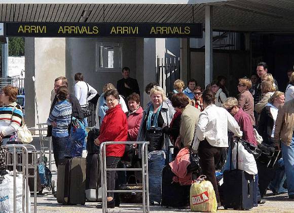 Caso Sputnik e quarantena: addio ai turisti russi Caso Sputnik e quarantena: addio ai turisti russi