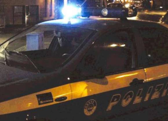 Zuffa in negozio a Ravenna dopo la lite per un'auto