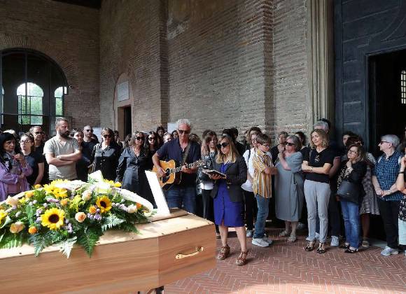 Ravenna, al funerale della maestra Elisa Rossi tanta commozione