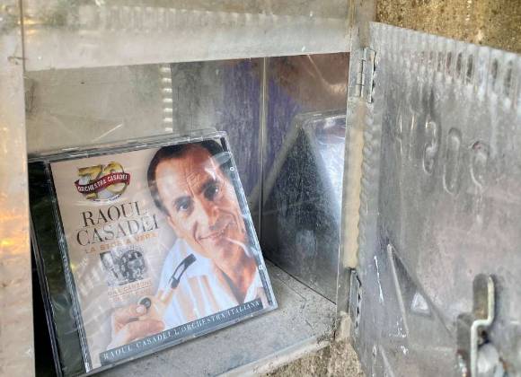 L'omaggio musicale dei Casadei ai "vicini di casa" di Raoul: "Il liscio ...