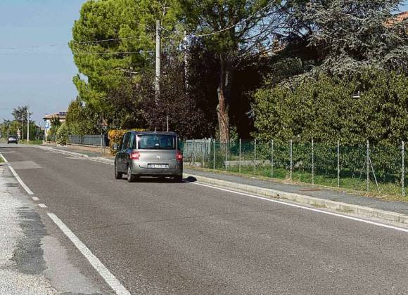 Cesena, chiodi messi in strada: strage di gomme e rischi per il 118