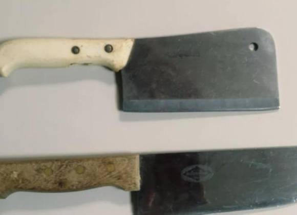 Bagnacavallo, insegue i ragazzini brandendo due coltelli: panico in centro