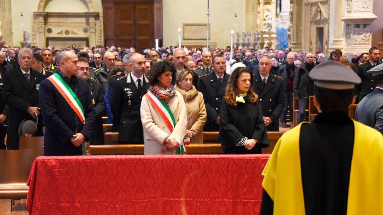 Lacrime e commozione in duomo a Rimini per l’addio al tenente ...