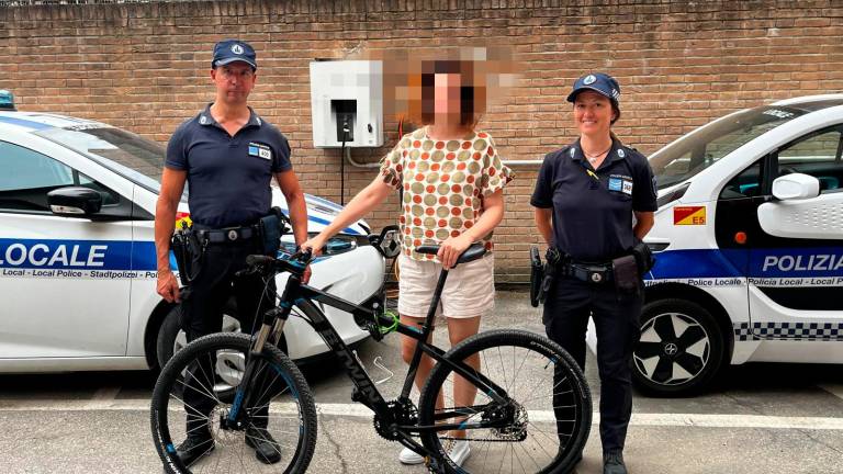 Ravenna, dopo lo sgombero vanno a rubare una bici, ma le telecamere li beccano