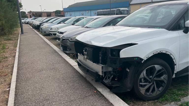 Cesena, auto depredate del paraurti nel parcheggio: i ladri di ricambi ...