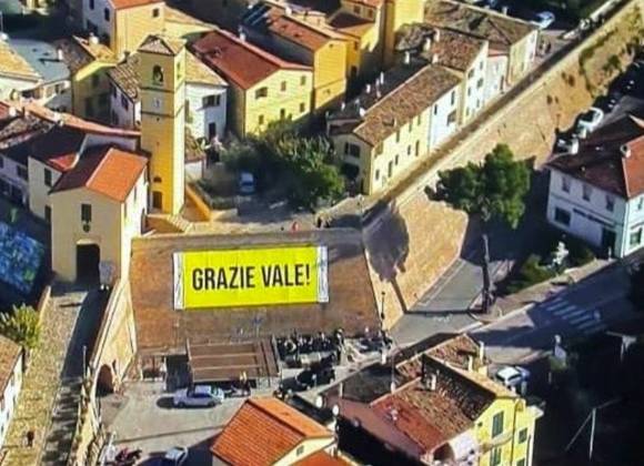 Tavullia, rimosso (causa soprintendenza) lo striscione di Valentino Rossi
