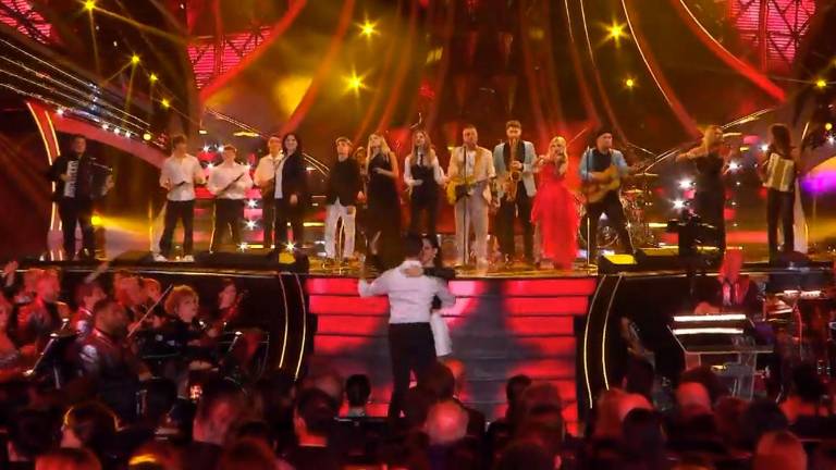 Amadeus: “Tutti in pista, a Sanremo si balla Romagna mia!”