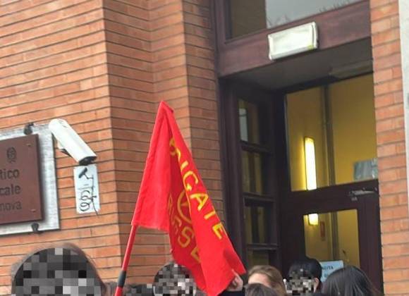 Forlì. Bandiera delle Br davanti a scuola. Protesta di Gioventù ...
